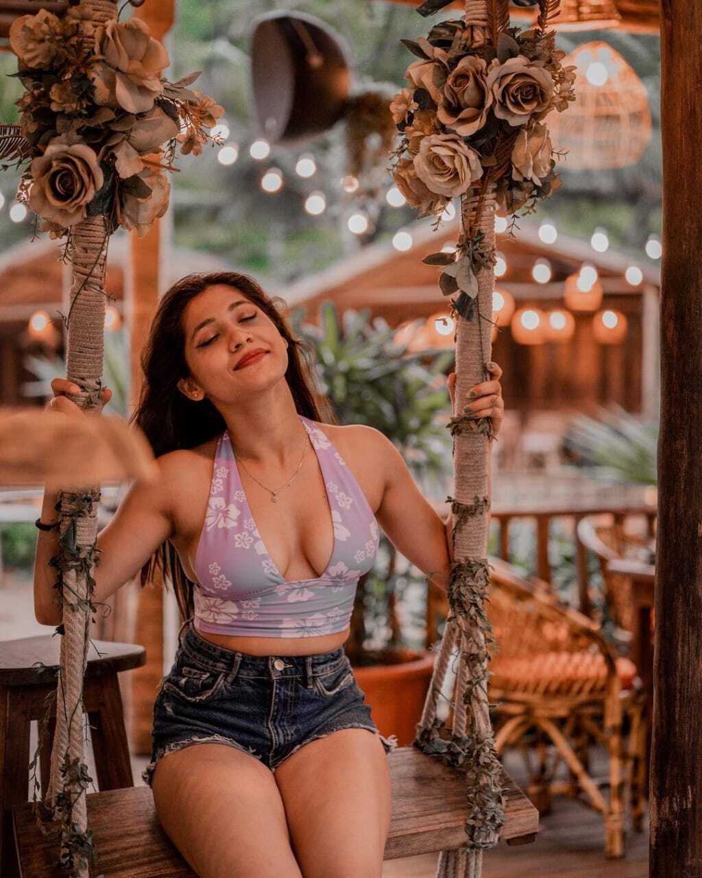 photos : ப்பா.. அப்படியொரு அழகில் ரசிகர்களை ஈர்க்கும் சாக்ஷி ஸ்ரீவாஸ் .. அசரவைக்கும் ரீசண்ட் ...