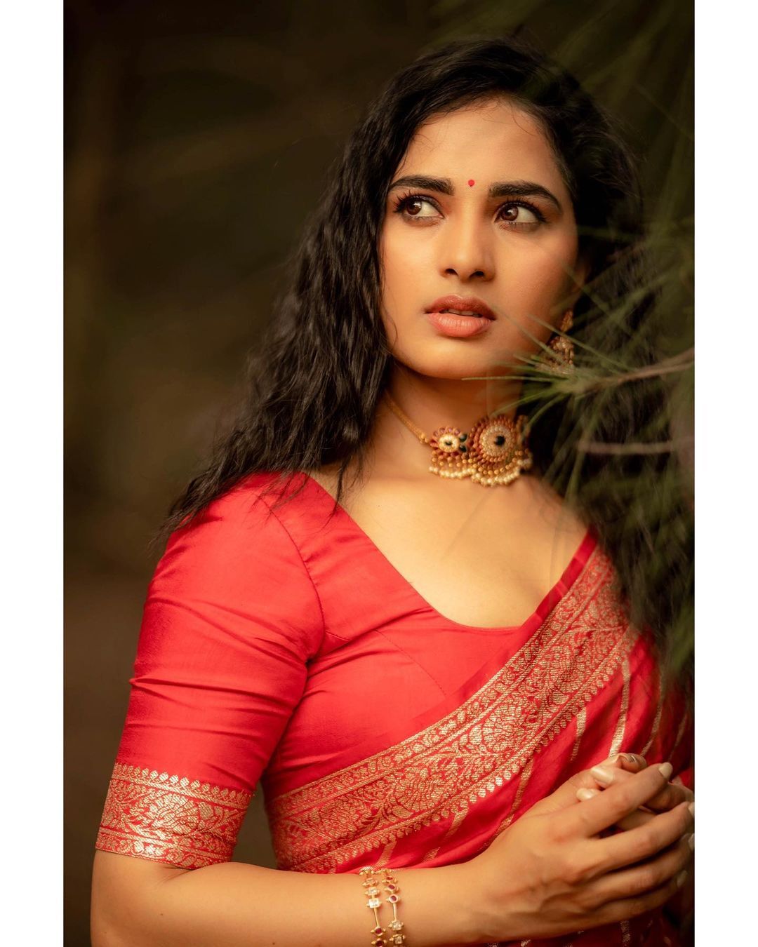 PHOTOS : சேலையில் சிலையாய் நிற்கும் தேவதை.. இளைஞர்களை ஈர்க்கும் நடிகை ...