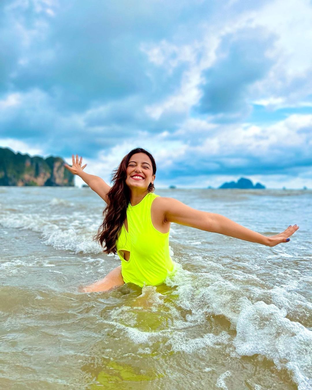 Photos: बिकिनी पहन पूल में उतरीं सृष्टि रोड़े, हॉट तस्वीरों ने बढ़ाया ...