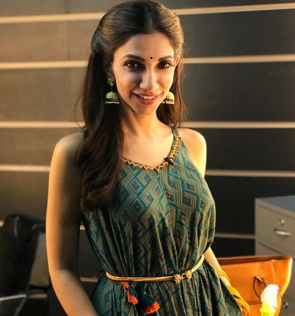 PHOTOS : பஞ்சிமிட்டாய் நிற டாப் அணிந்து.. இளசுகளை ஈர்க்கும் அழகில் தொகுப்பாளினி பாவனா ...