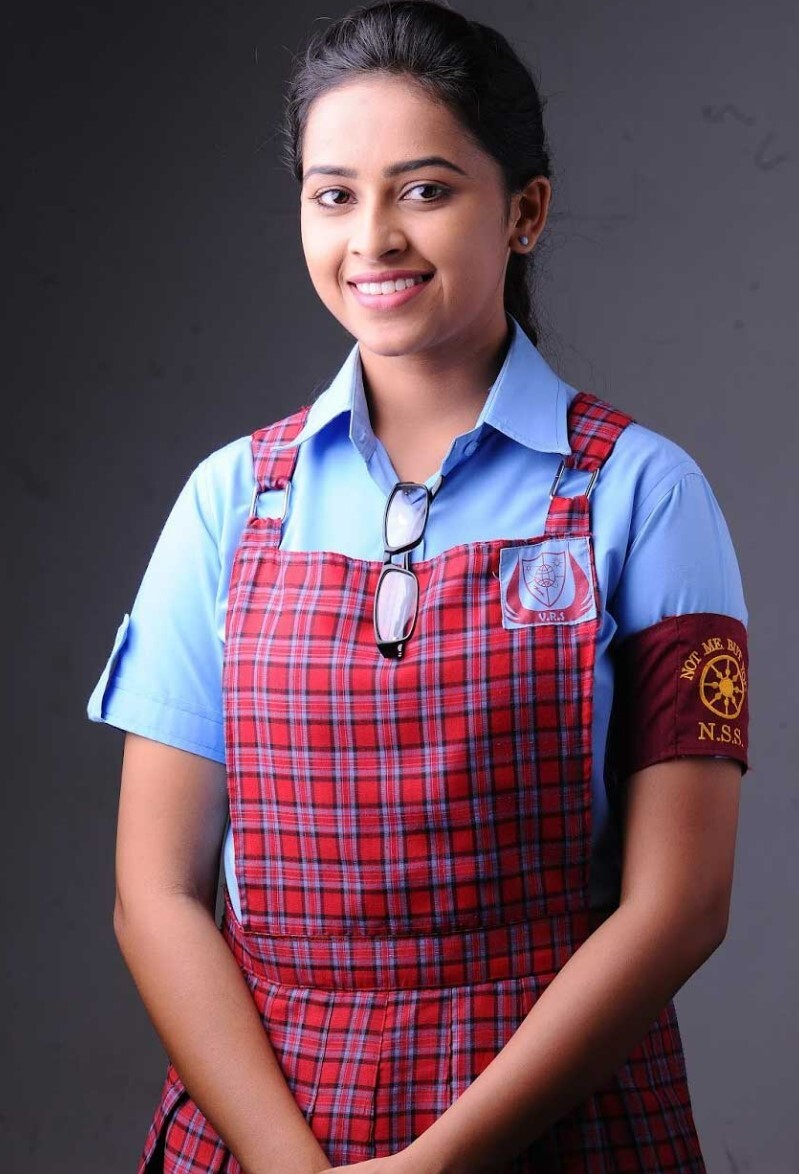 PHOTOS : வாவ்.. பள்ளி மாணவியாக நடித்த நடிகைகள்.. ஸ்கூல் யூனிஃபார்மில் ...