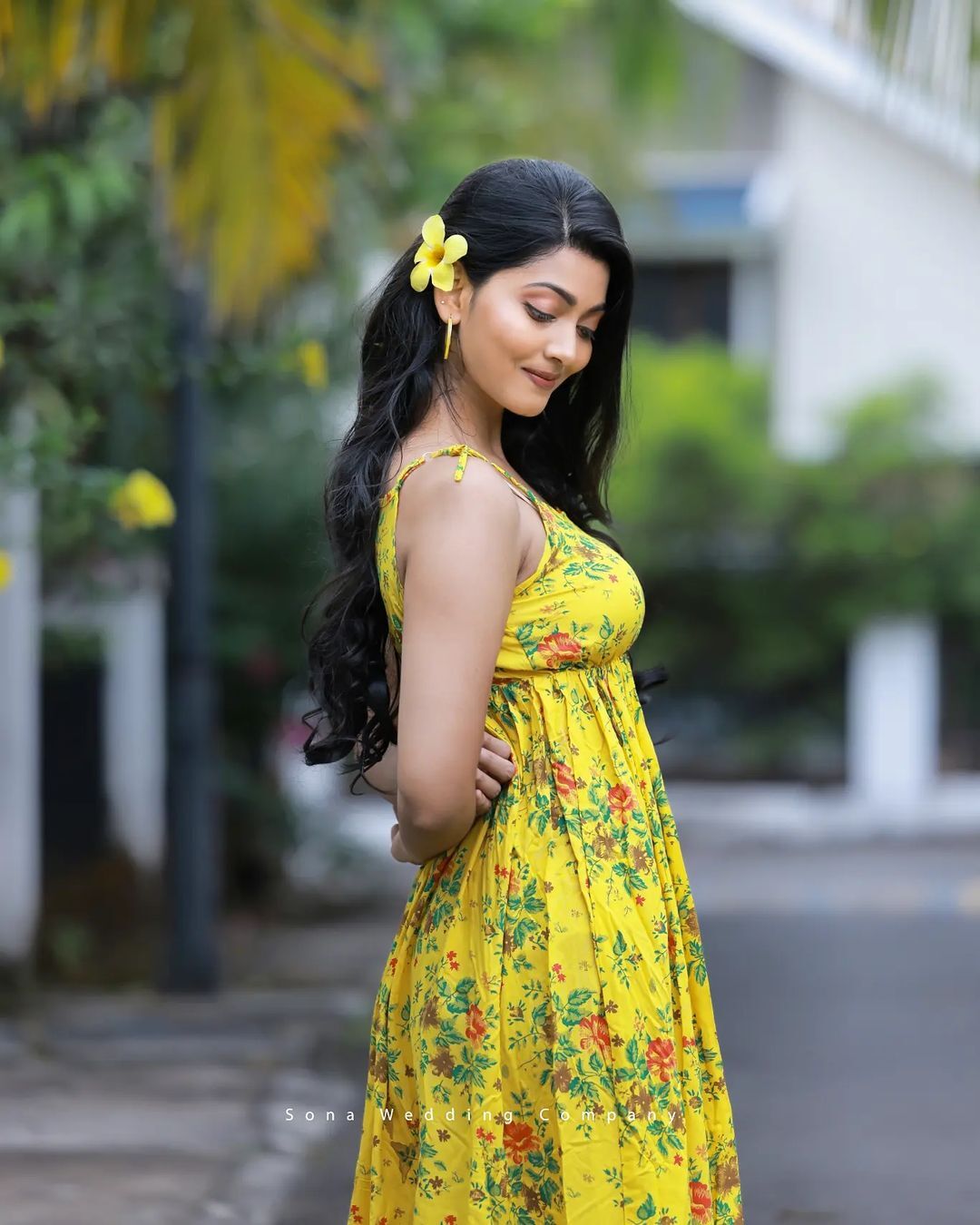 PHOTOS : அழகிய பூவே..! கலர்புல் உடையில் கலக்கல் போஸ் கொடுத்த தனன்யா ...