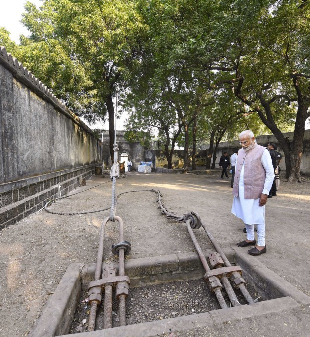 PM Modi With Gujarat CM Bhupendra Patel Visits Morbi Bridge Photos: HD ...