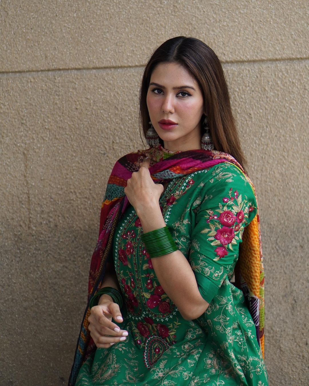 Sonam Bajwa Pics: डीपनेक ड्रेस में पंजाबी एक्ट्रेस सोनम बाजवा ने गिराईं ...