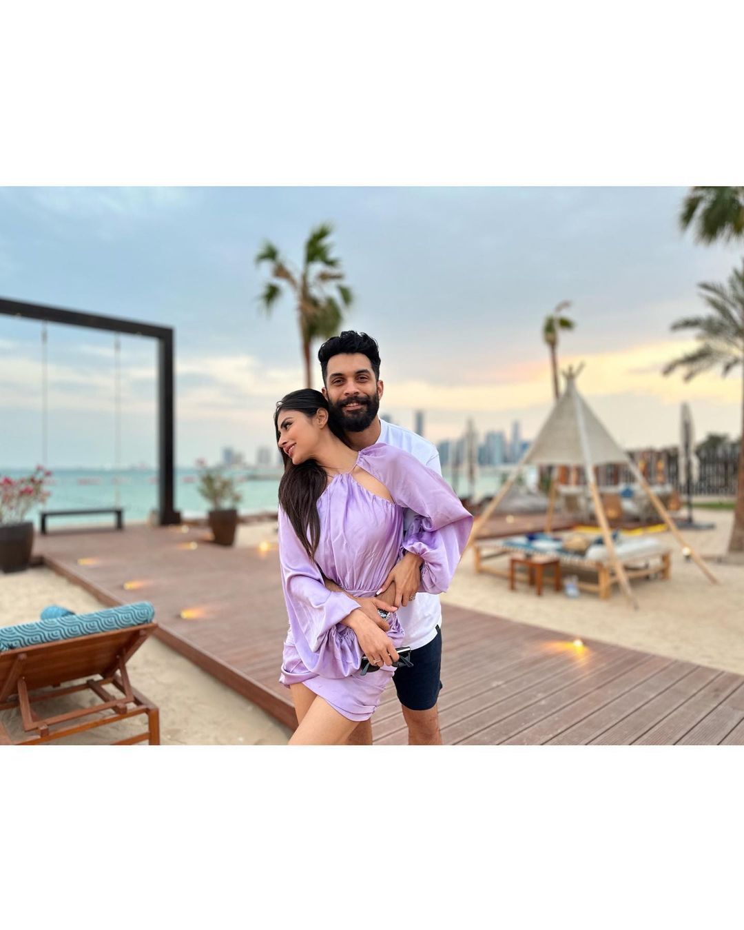 স্বামীর সঙ্গে রোমান্সে মজেছেন বলি ডিভা মৌনী রায়, ভাইরাল ছবি | Actress mouni roy shared some ...