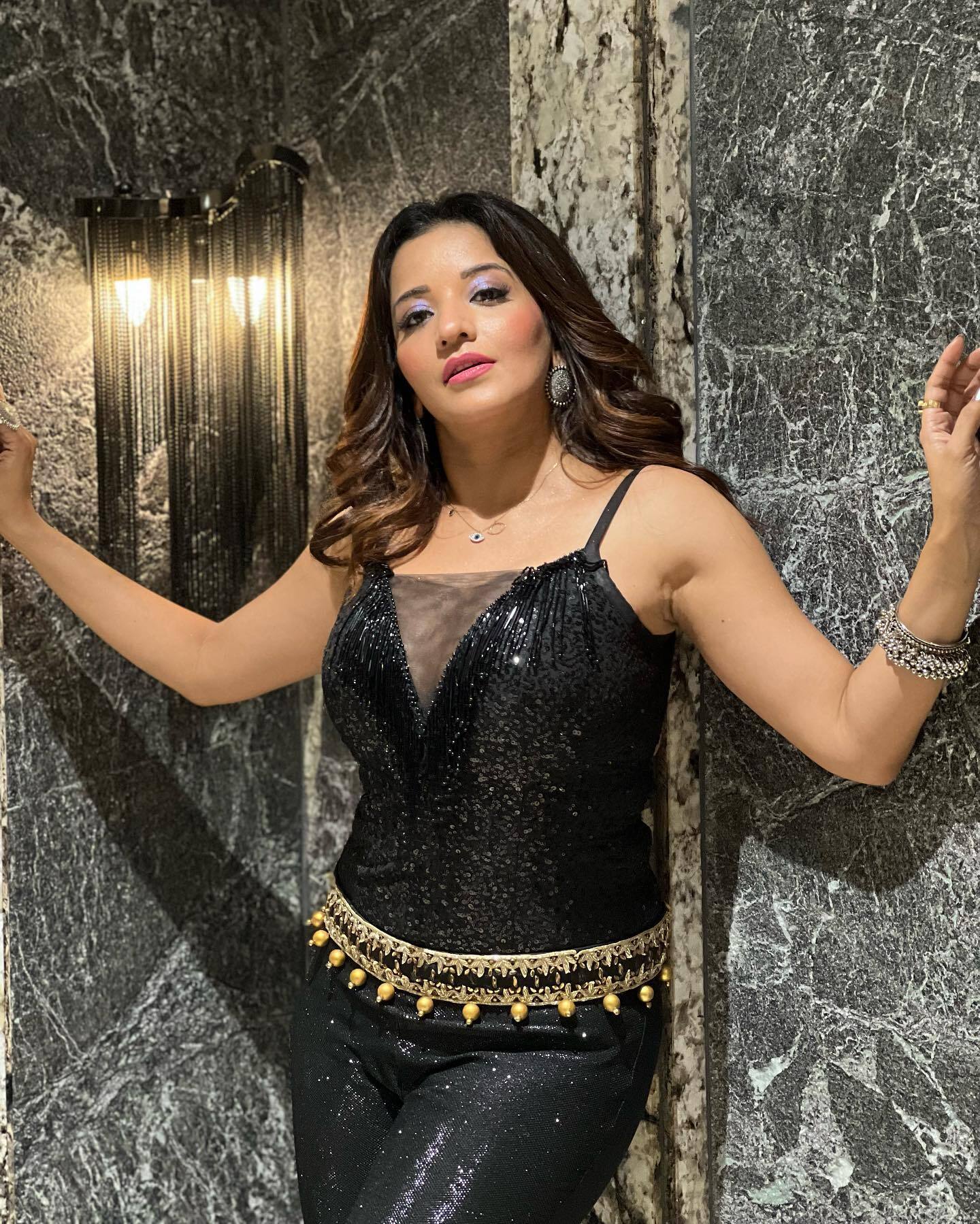 কালো ঝলমলে পোশাকে মোনালিসার যৌবন দেখে রাতের ঘুম উড়ল নেট নাগরিকদের ...