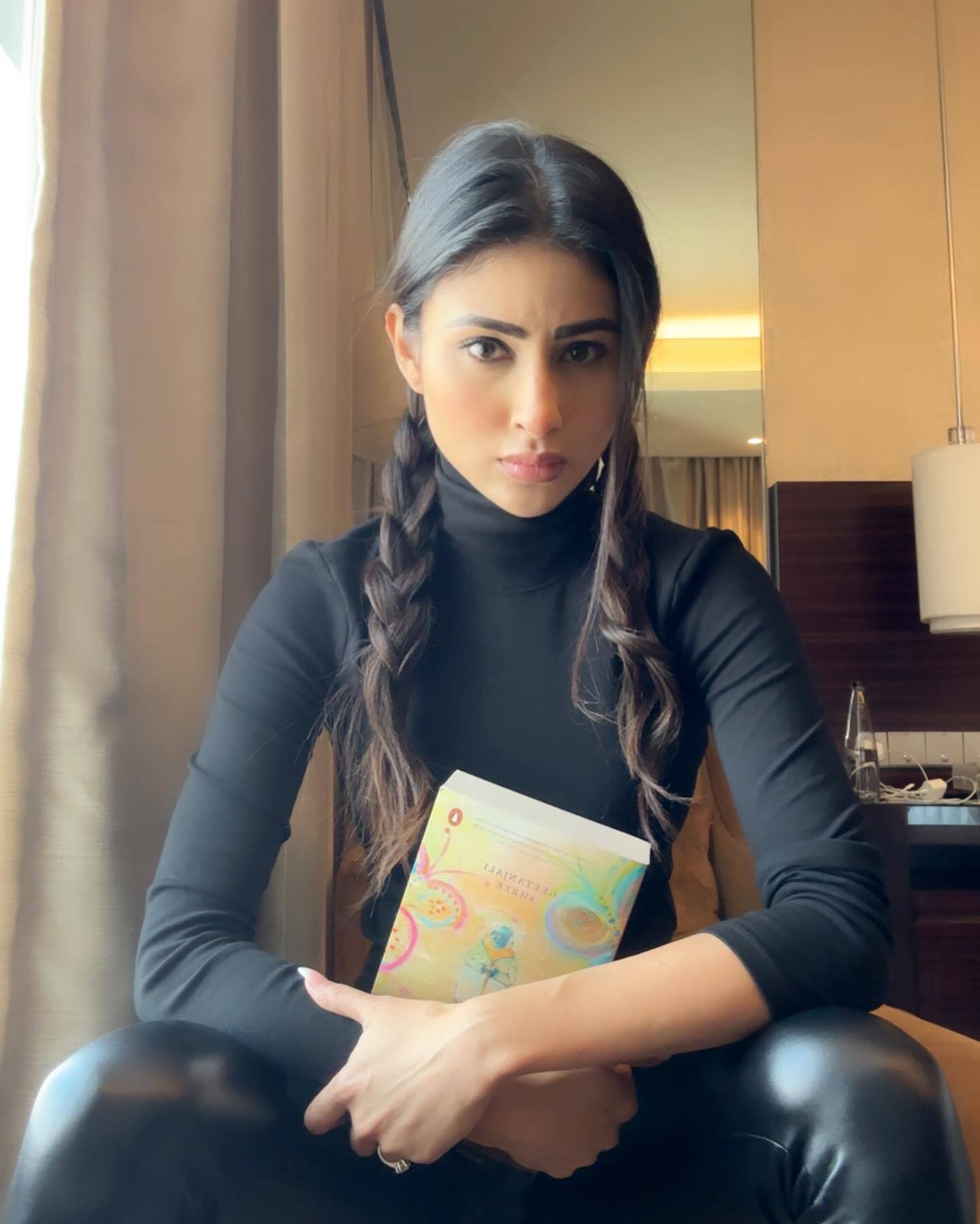 স্বামীর সঙ্গে ক্রিসমাস সেলিব্রেশনে ব্যস্ত বলি ডিভা মৌনী, ভাইরাল ছবি | Bollywood actress mouni ...