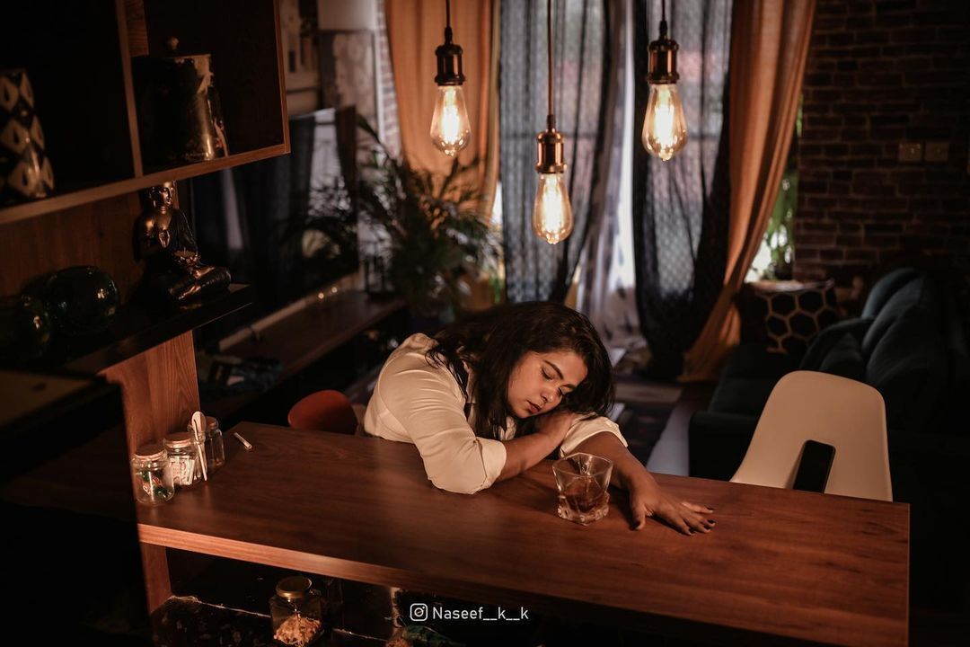 Actress Fara Shibla New Bold And Stylish Smoking Photoshoot Is Trending ...