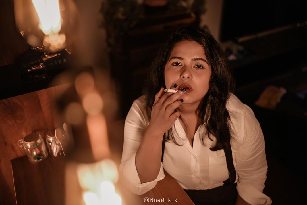 Actress Fara Shibla New Bold And Stylish Smoking Photoshoot Is Trending ...