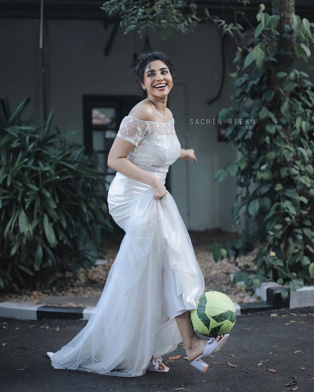 Actress-Model Ameya Mathew's Latest Photoshoot Goes Viral in Social ...