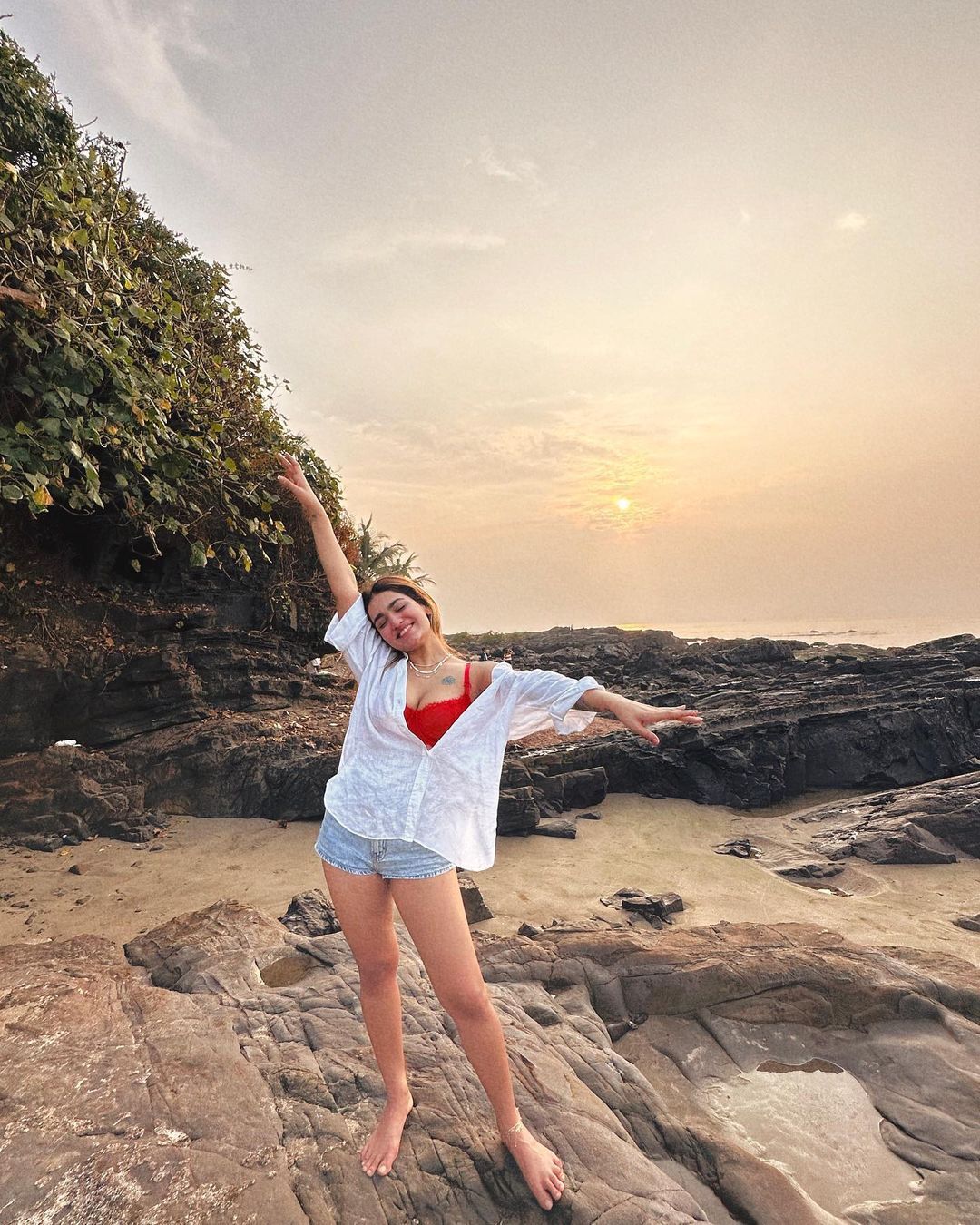 Actress Saniya Iyappan's Glamorous Photoshoot Gone Viral On Social ...