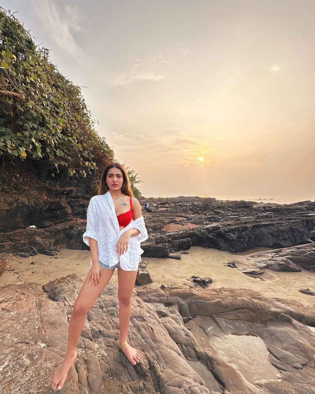 Actress Saniya Iyappan's Glamorous Photoshoot Gone Viral On Social Media | Saniya Iyappan ...