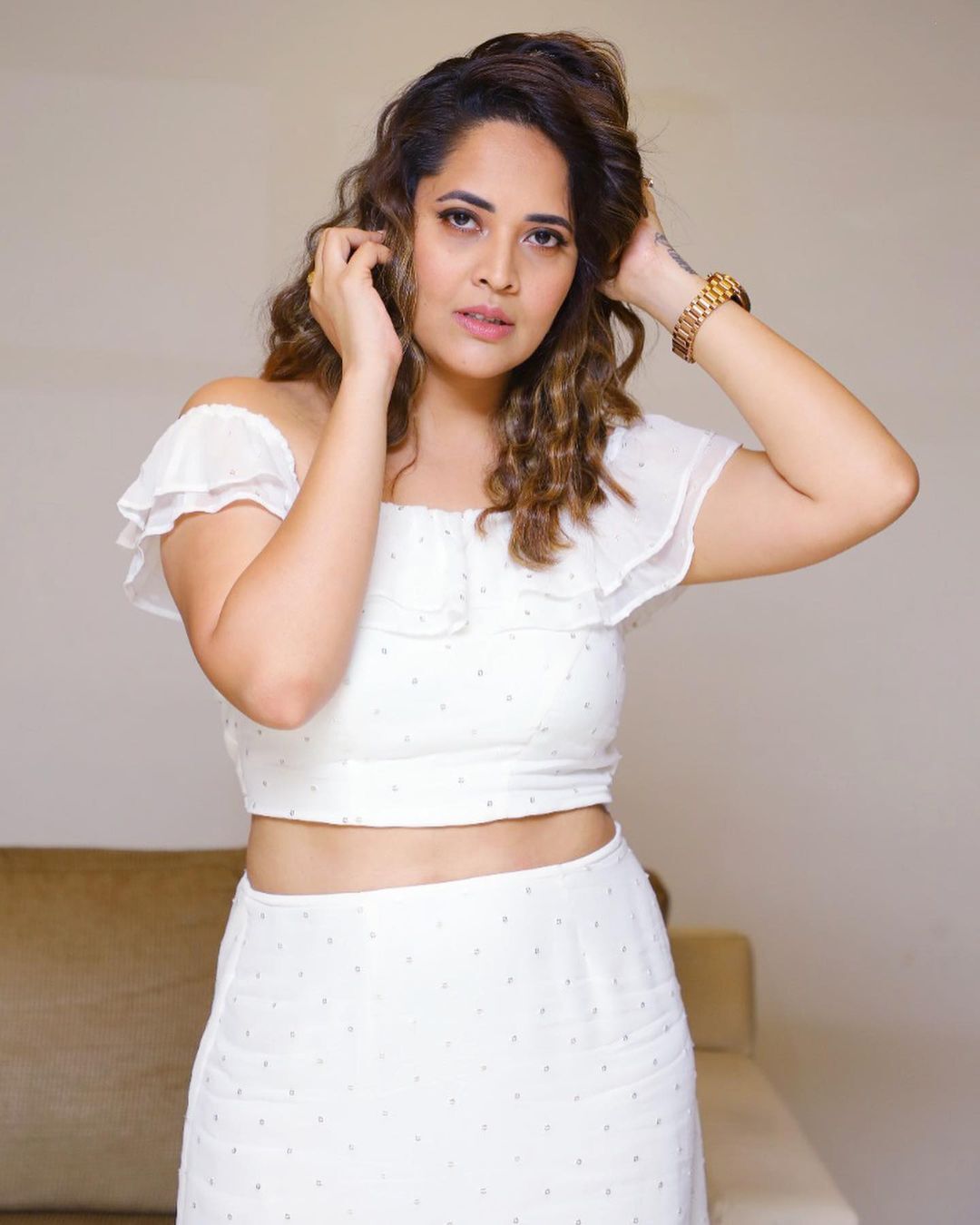 Bheeshma Parvam Fame Anasuya Bharadwaj's Makeover in White Outfit Goes ...