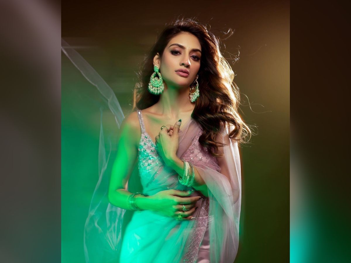 ट्रांसपेरेंट साड़ी में नुसरत जहां ने फ्लॉन्ट किया Bold फिगर, ग्लैमरस ...