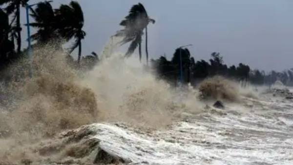 ಮಾಂಡೌಸ್ ಚಂಡಮಾರುತ: ತಮಿಳುನಾಡು, ಆಂಧ್ರ, ಪುದುಚೇರಿಯಲ್ಲಿ ಭಾರಿ ಮಳೆ, ಗಾಳಿ | Cyclone Mandous: Heavy rain ...