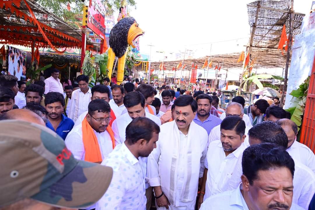 ಗಂಗಾವತಿಯಲ್ಲಿ ಸಕ್ರಿಯರಾದ ಜನಾರ್ದನ ರೆಡ್ಡಿ: ದೇವಾಲಯ, ದರ್ಗಾಕ್ಕೆ ಭೇಟಿ | Gali ...