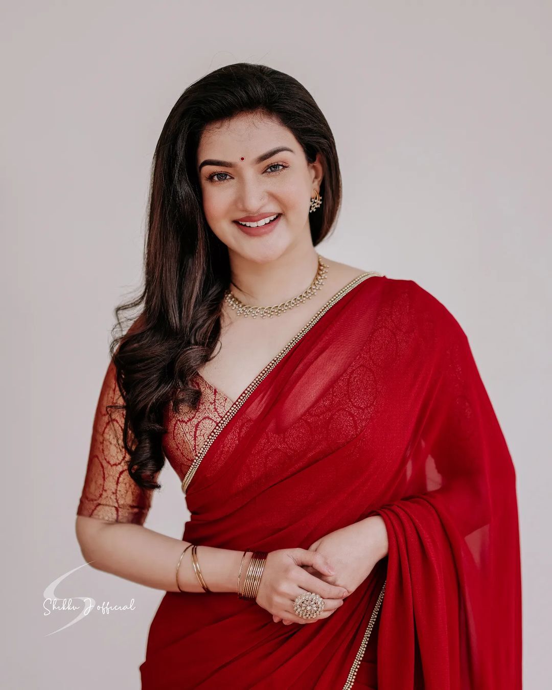 Honey Rose New Stunning Entry In Red Saree For An Inauguration Ceremony ...