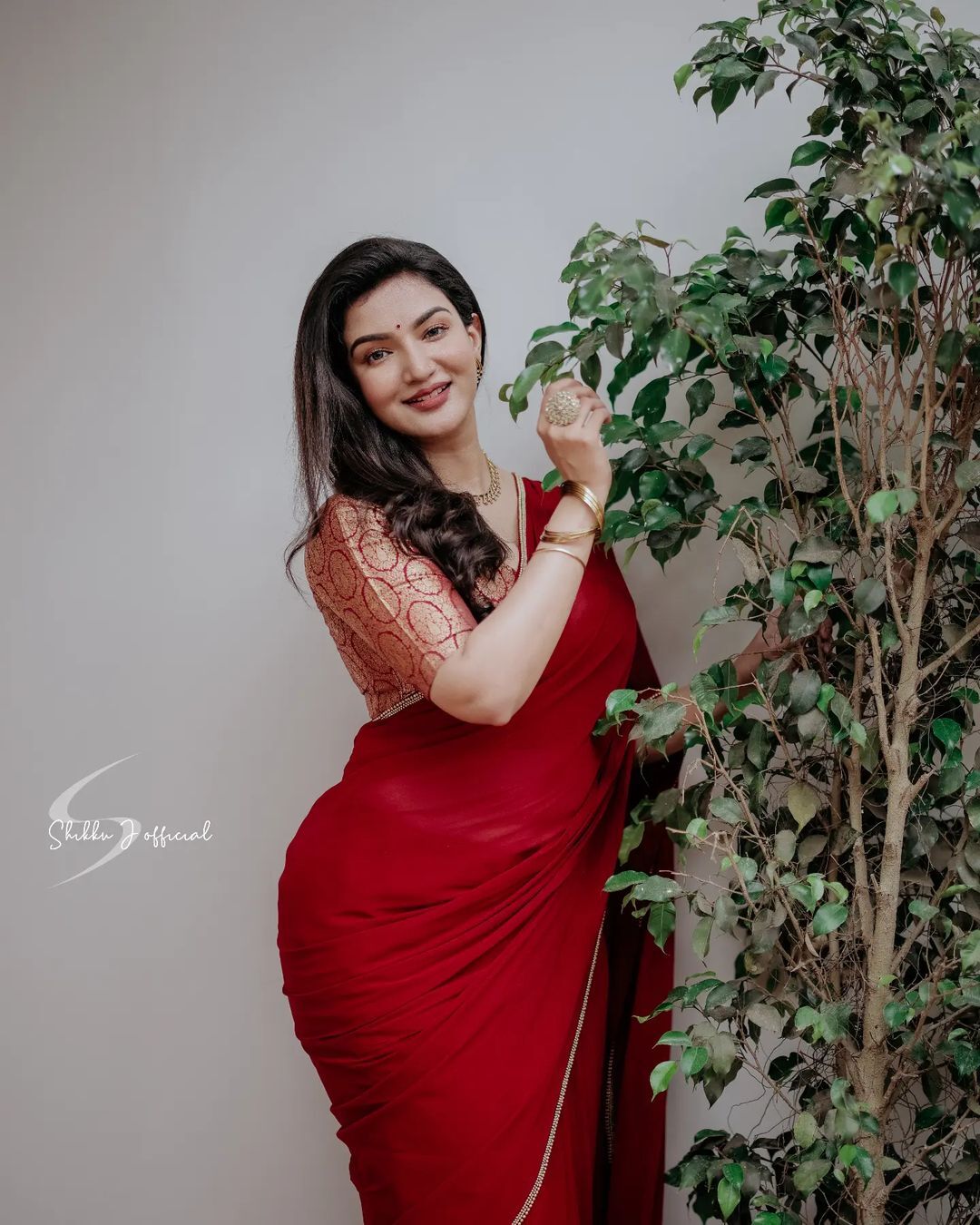 Honey Rose New Stunning Entry In Red Saree For An Inauguration Ceremony ...