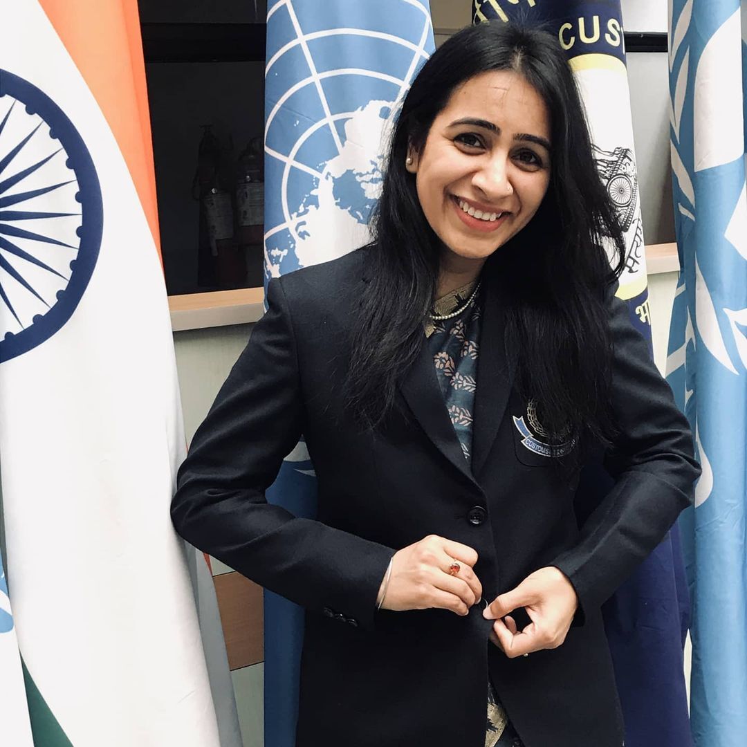 कौन कहता है शादी के बाद नहीं कर सकते पढ़ाई, IPS अनुकृति शादी के बाद ...