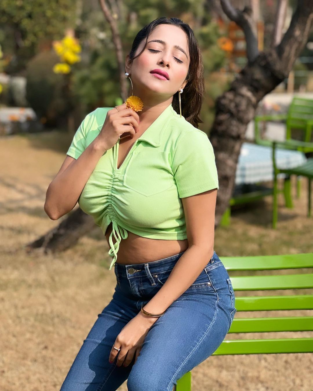 Kate Sharma Photos: एक्ट्रेस केट शर्मा ने खोला टॉप का रिबन, वायरल हुई ...