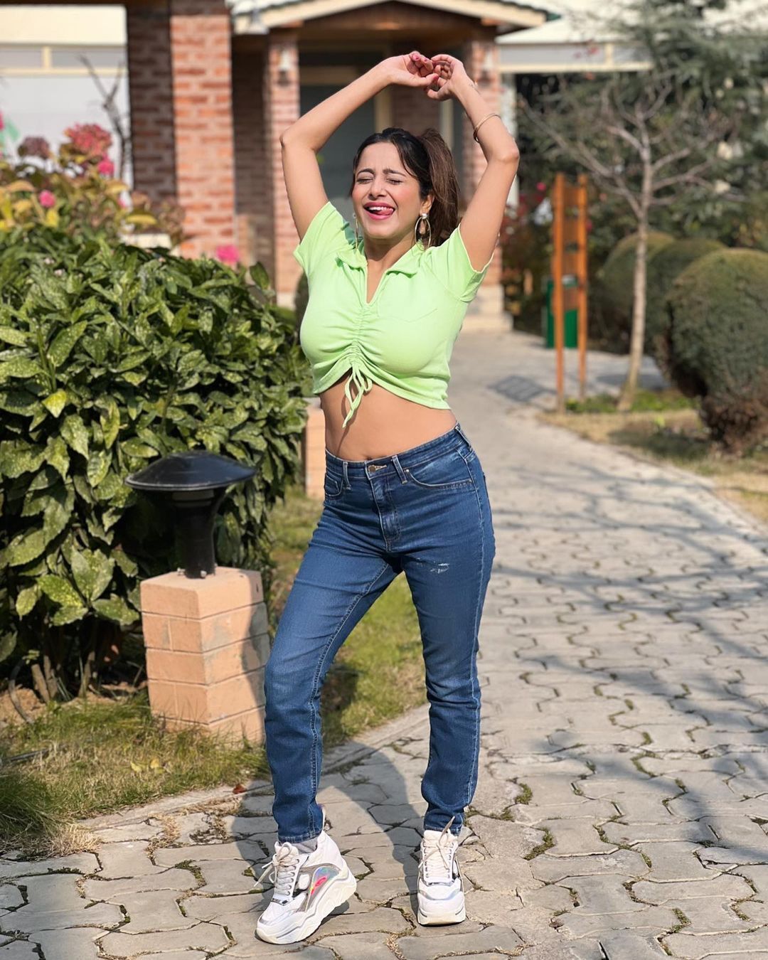 Kate Sharma Photos: एक्ट्रेस केट शर्मा ने खोला टॉप का रिबन, वायरल हुई ...