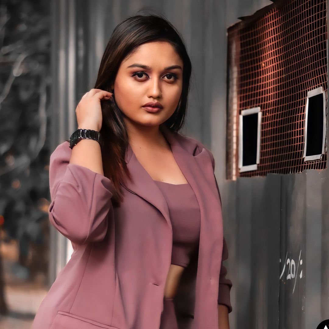 Kudumbavilakku Fame Sreelakshmi Sreekumar's Stylish Makeover In Dhawani ...