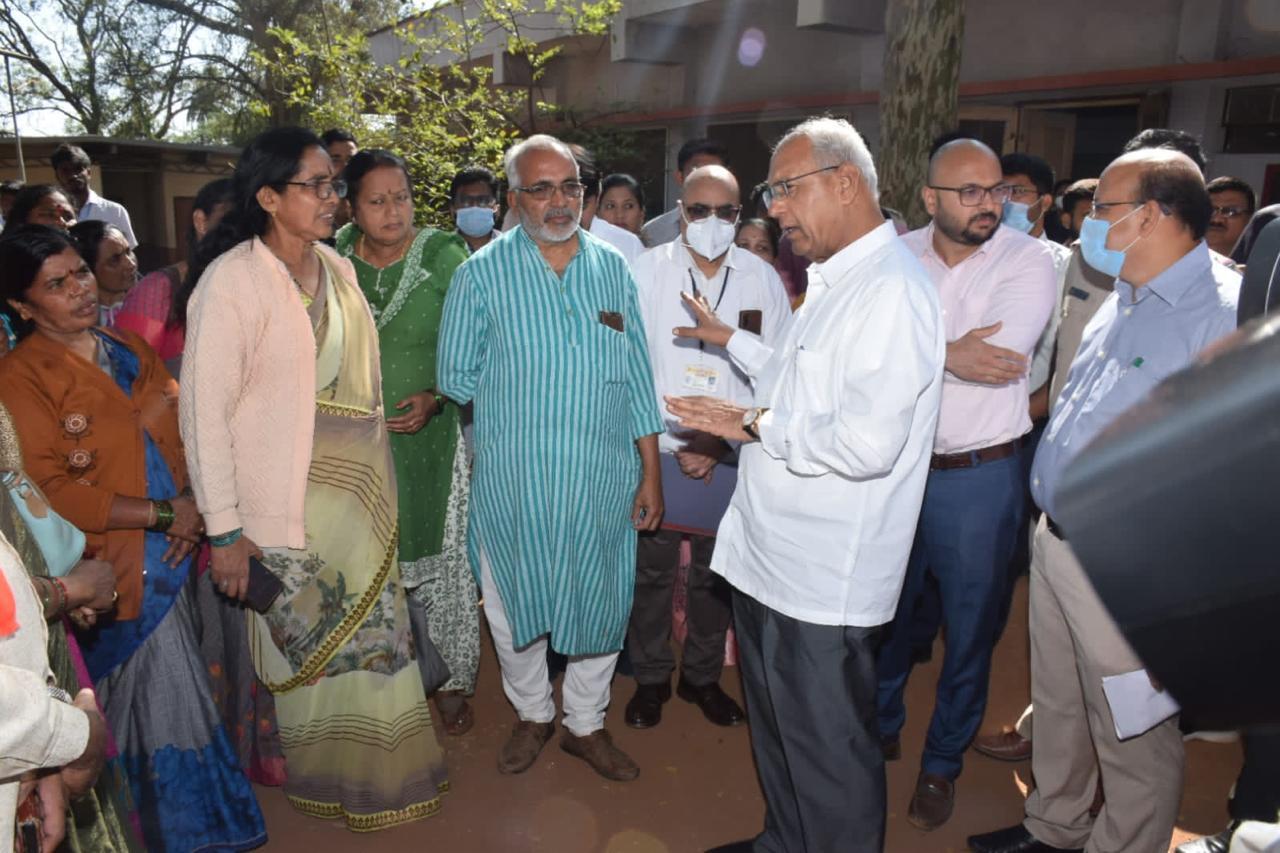 ಅಪಘಾತದಲ್ಲಿ ಗಾಯಗೊಂಡ ಅಂಗನವಾಡಿ ಕಾರ್ಯಕರ್ತೆಯರಿಗೆ ಸಚಿವ ಹಾಲಪ್ಪ ಅಚಾರ್‌ ಅವರಿಂದ ...