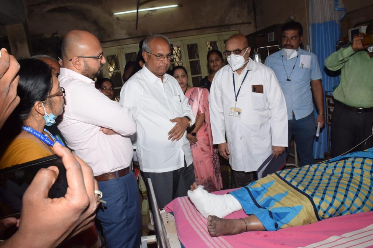 ಅಪಘಾತದಲ್ಲಿ ಗಾಯಗೊಂಡ ಅಂಗನವಾಡಿ ಕಾರ್ಯಕರ್ತೆಯರಿಗೆ ಸಚಿವ ಹಾಲಪ್ಪ ಅಚಾರ್‌ ಅವರಿಂದ ...