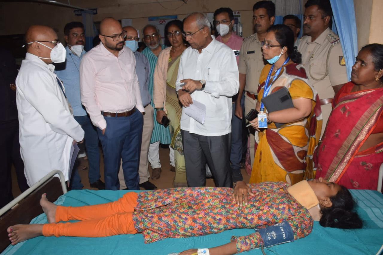 ಅಪಘಾತದಲ್ಲಿ ಗಾಯಗೊಂಡ ಅಂಗನವಾಡಿ ಕಾರ್ಯಕರ್ತೆಯರಿಗೆ ಸಚಿವ ಹಾಲಪ್ಪ ಅಚಾರ್‌ ಅವರಿಂದ ...