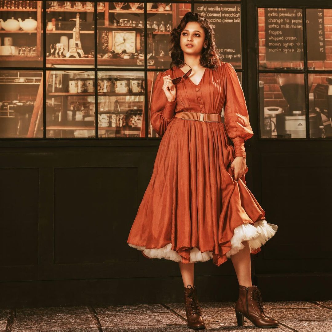 Mollywood Actress Neeta Pilla's Western Makeover Made Wow Among Fans ...