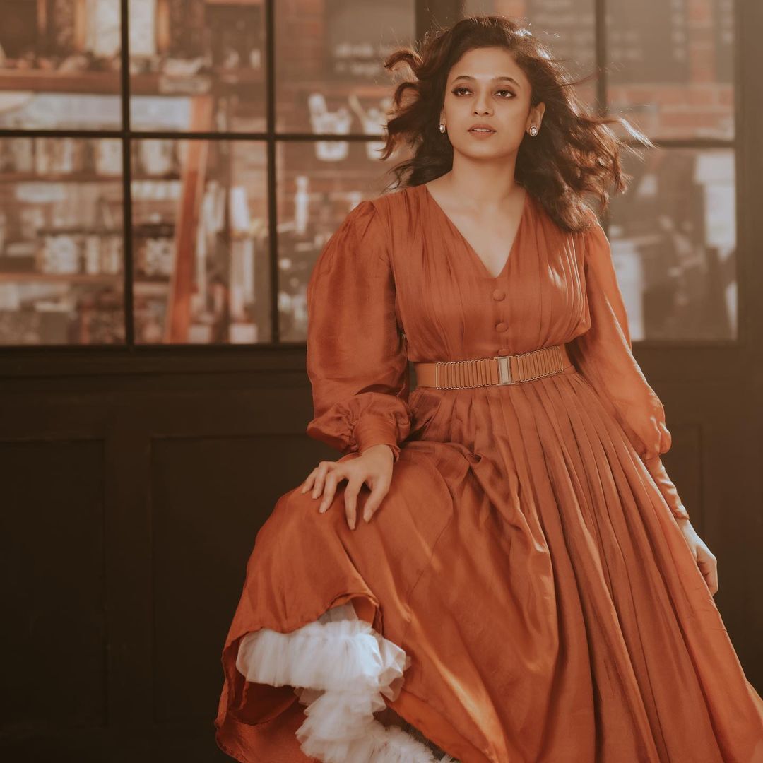 Mollywood Actress Neeta Pilla's Western Makeover Made Wow Among Fans ...