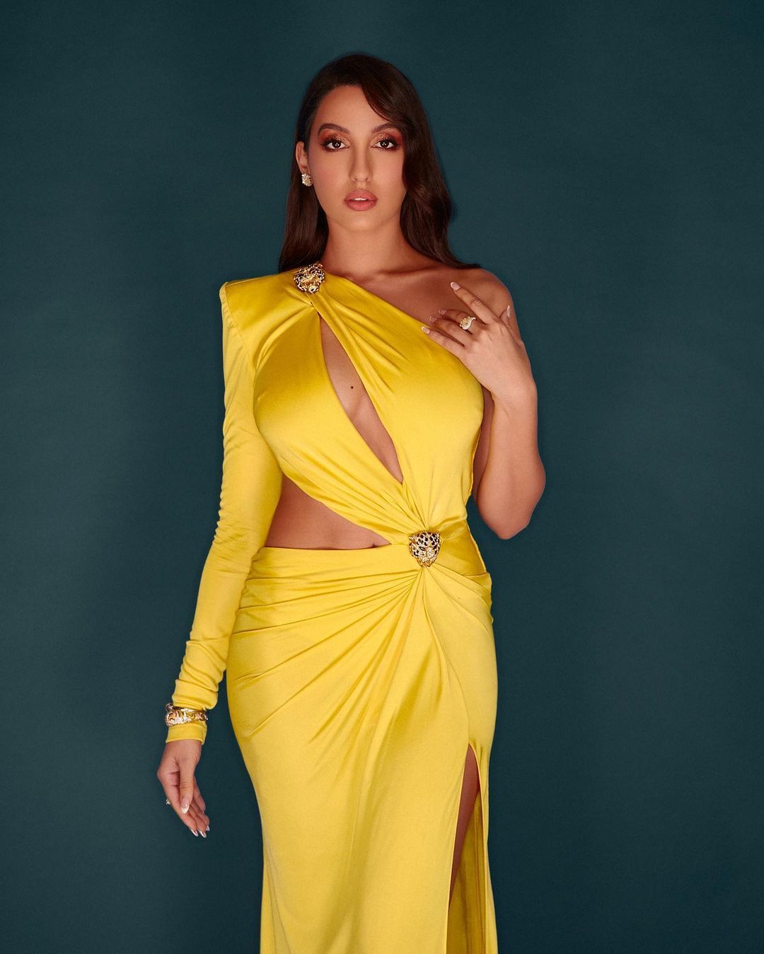 अलग-अलग ड्रेस में Nora Fatehi फ्लॉन्ट कर चुकीं हैं काला तिल, Photos को ...