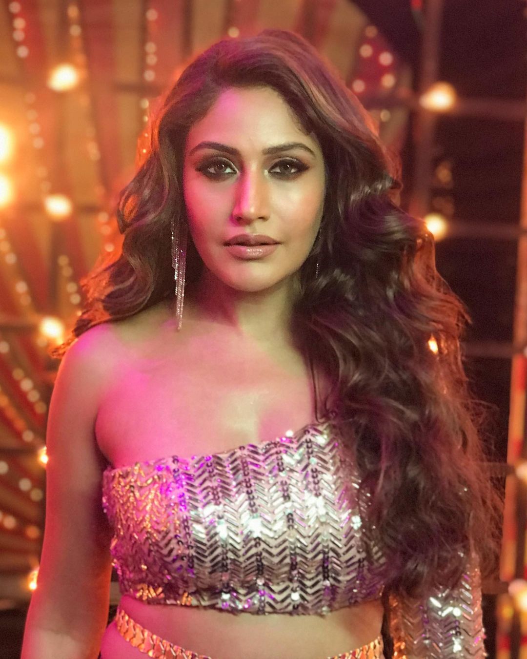 Photos: ऑफ शोल्डर शिमरी आउटफिट में Surbhi Chandna दिखीं ग्लैमरस ...