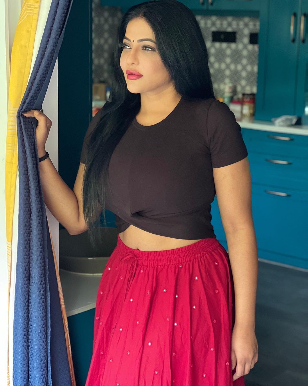 PHOTOS : அழகே ஆராதிக்கும் அழகி.. சேலையில் சிலையாய் நிற்கும் பாக்கியலட்சுமி சீரியல் நடிகை ...