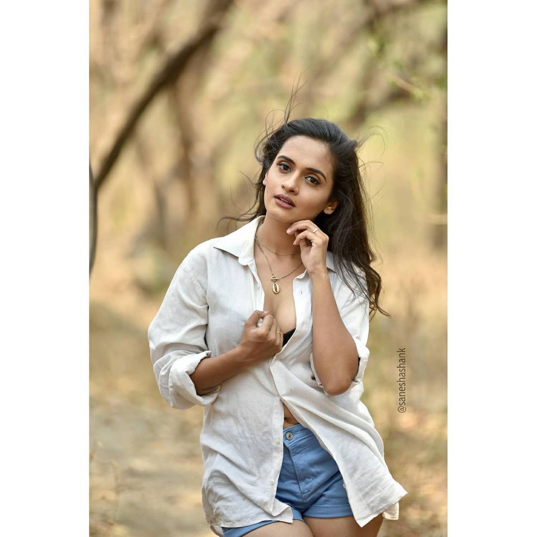 photos : குட்டி உடையில் ரசிகர்களை ஈர்க்கும் சனிகா பனாரஸ்வாலே ...