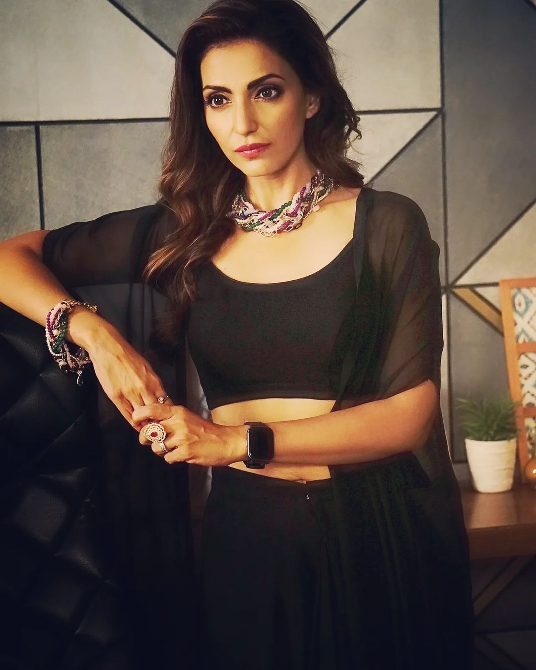 photos : ஷோபாவில் மஜா போஸ்.. நடிகை நவீனா போலின் வேற லெவல் போட்டோஸ் ...