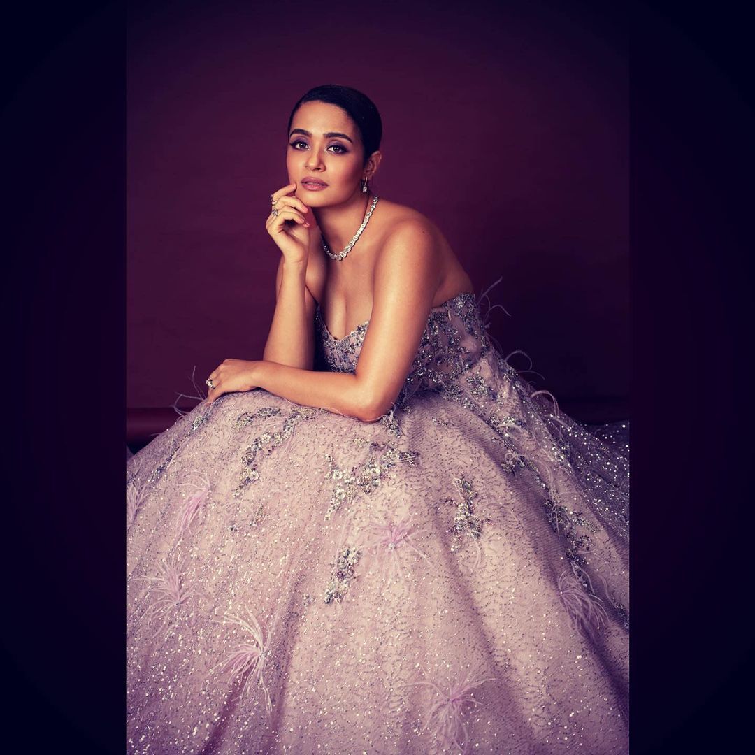 photos : ஜிகு ஜிகு உடையில் ஸ்டைலிஷ் போட்டோஷுட்.. நடிகை சர்வீன் ...