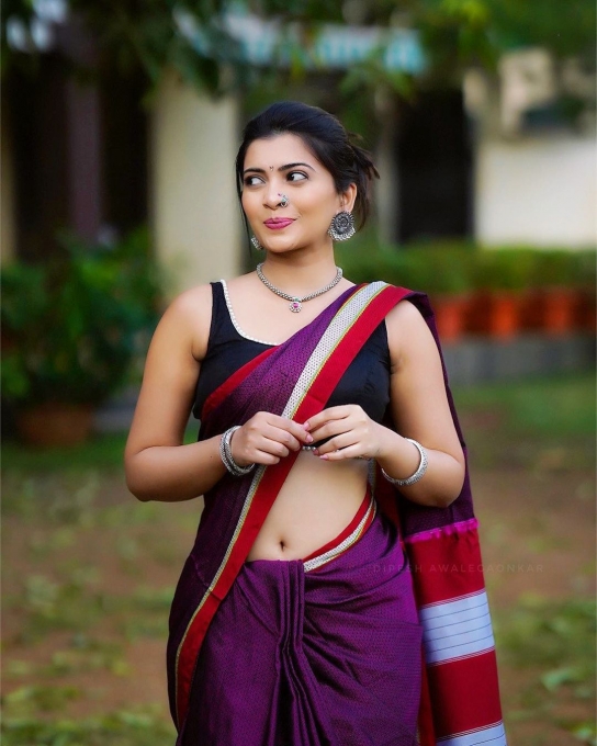 photos : ஷோபாவில் அப்படியொரு போஸ் கொடுத்த ருச்சிரா ஜாதவ்.. ஆளை மயக்கும் ...