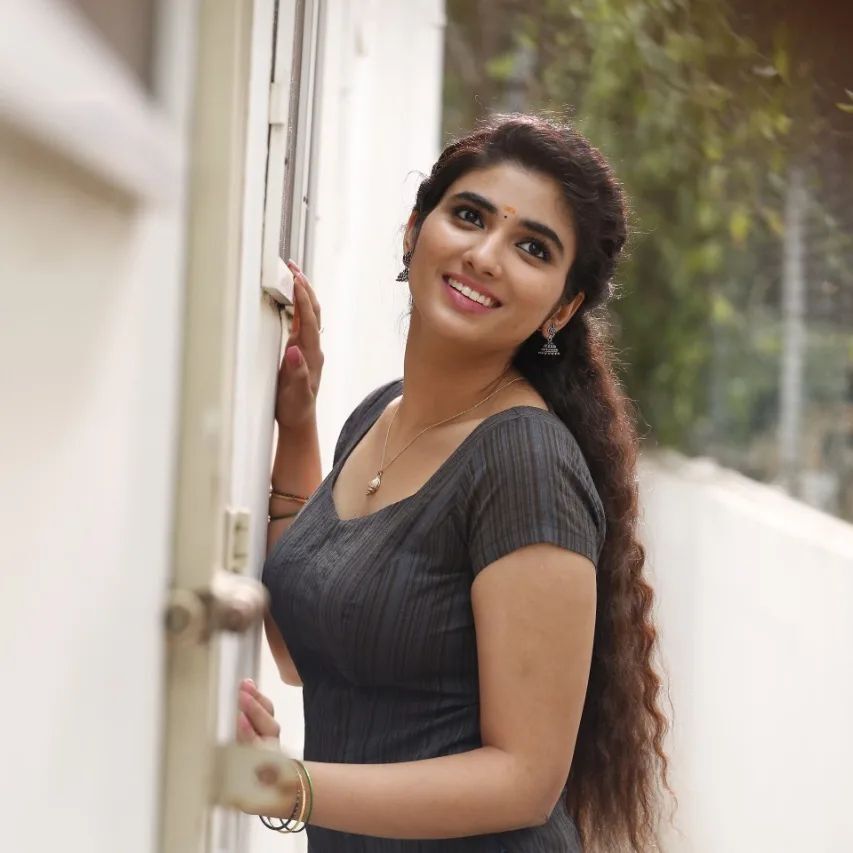 PHOTOS : சாய்ந்து சாய்ந்து நீ பார்க்கும்போது..! ஏங்கவைக்கும் பிரக்யா ...