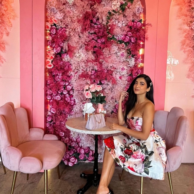 photos : ரெட் கலர் பிகினியில் மாஸ் லுக்கில் நடிகை நிதி வர்மா ...