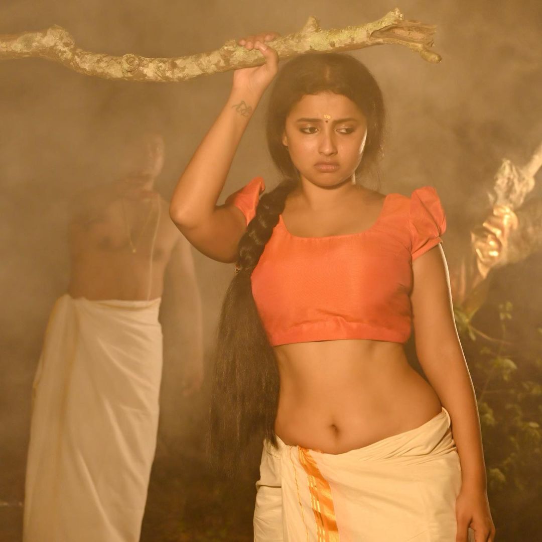 PHOTOS : வேற லெவல் போட்டோஷூட் செய்த மலையாள நடிகை அனிக்கா விக்ரமன்.. திணறும் ரசிகர்கள்! | check ...