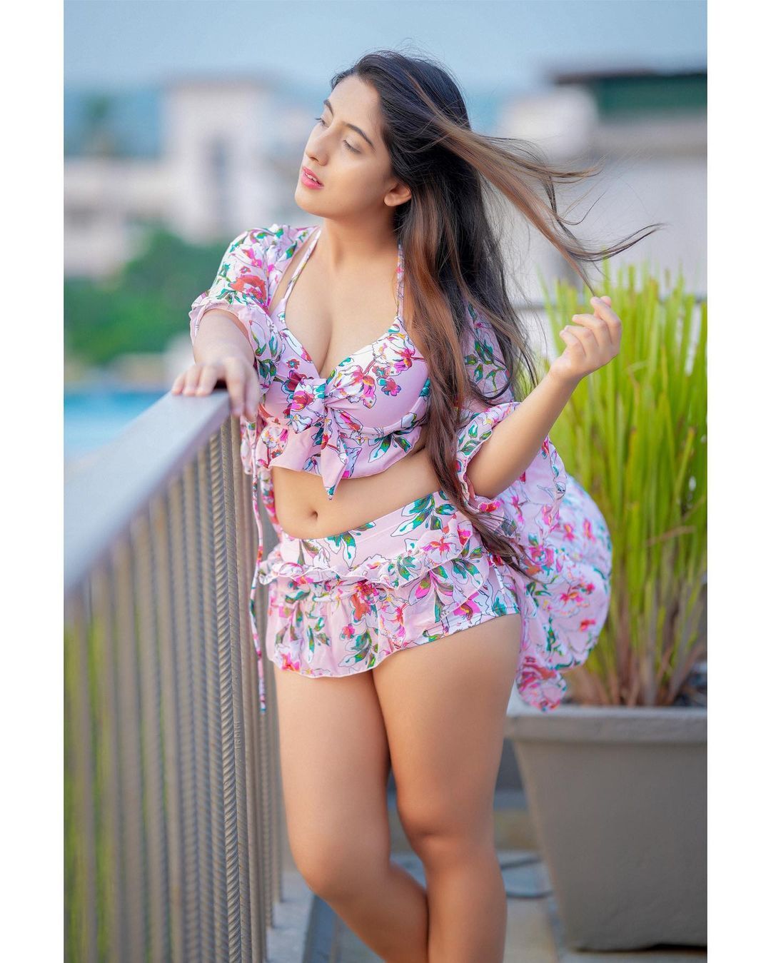 photos : குட்டி உடையில் ரசிகர்களை உறைய வைத்த சமீக்ஷா சுத்.. வசீகரிக்கும் நச் ஸ்டில்ஸ் இதோ ...