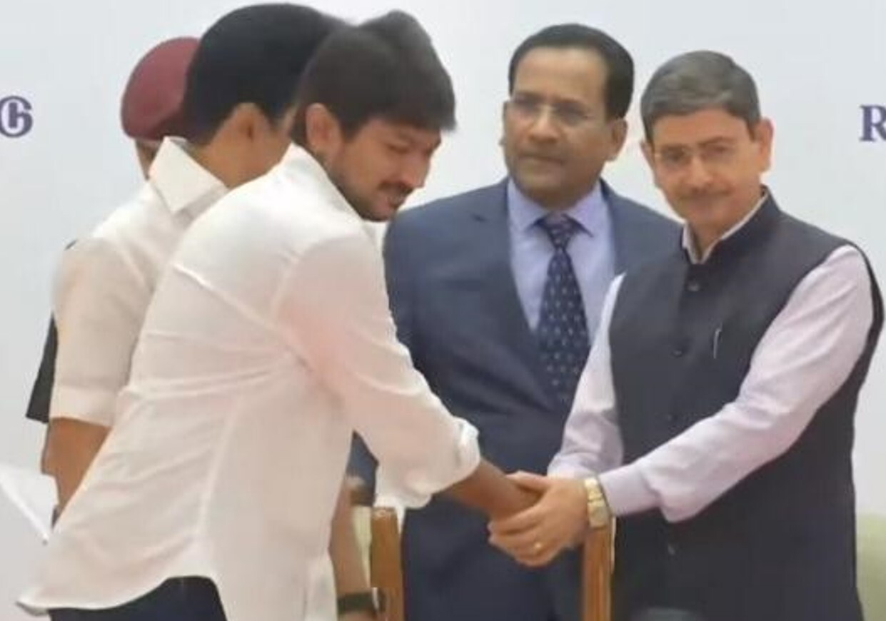 PHOTOS : அமைச்சர் உதயநிதி ஸ்டாலின் எனும் நான்..! ஆளுநர் முன் அமைச்சர் ...