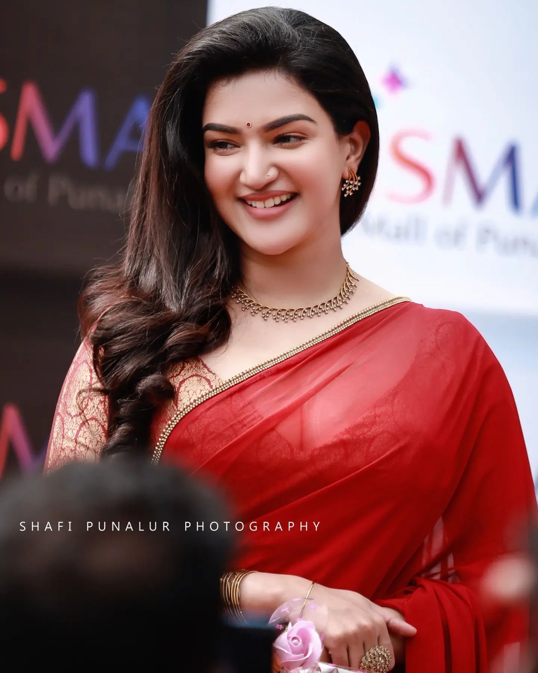 PHOTOS : ட்ரான்ஸ்பரன்ட் சேலையில் செம லுக்.. இளசுகளை ஈர்க்கும் ஹனி ரோஸ் ...