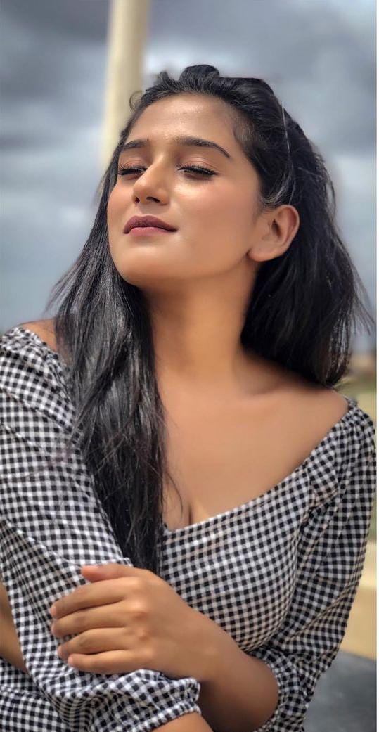 photos : அழகே பொறமைபடும் பேரழகில் ஜான்விகா கலகேரி.. வசீகரிக்கும் நச் ...