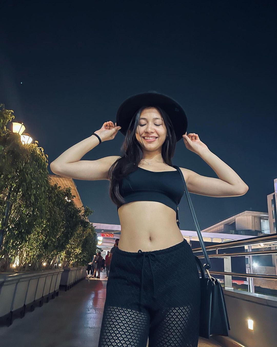 photos : அழகில் ரசிகர்களை கட்டிபோடும் சாக்ஷி ஸ்ரீவாஸ்.. ஏங்கவைக்கைம் நச் ஸ்டில்ஸ் இதோ! | actress ...