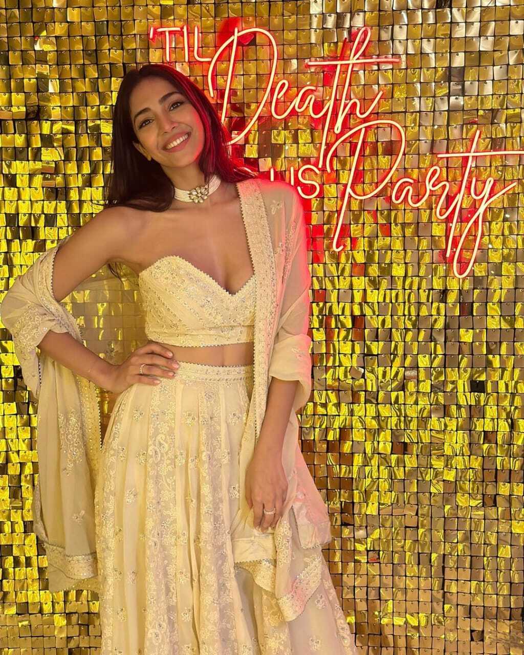 photos : டைட் டாப்பில் க்யூட்டாக வெட்கப்படும் யோகிதா பிஹானி.. கலக்கலான ...