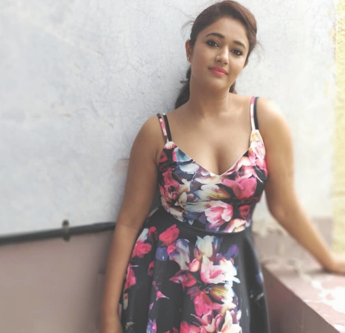 PHOTOS : சைடு போஸில் மனதை மயக்கும் பூனம் பஜ்வா.. திணறடிக்கும் கலக்கல் போட்டோஸ்..! | stunning ...