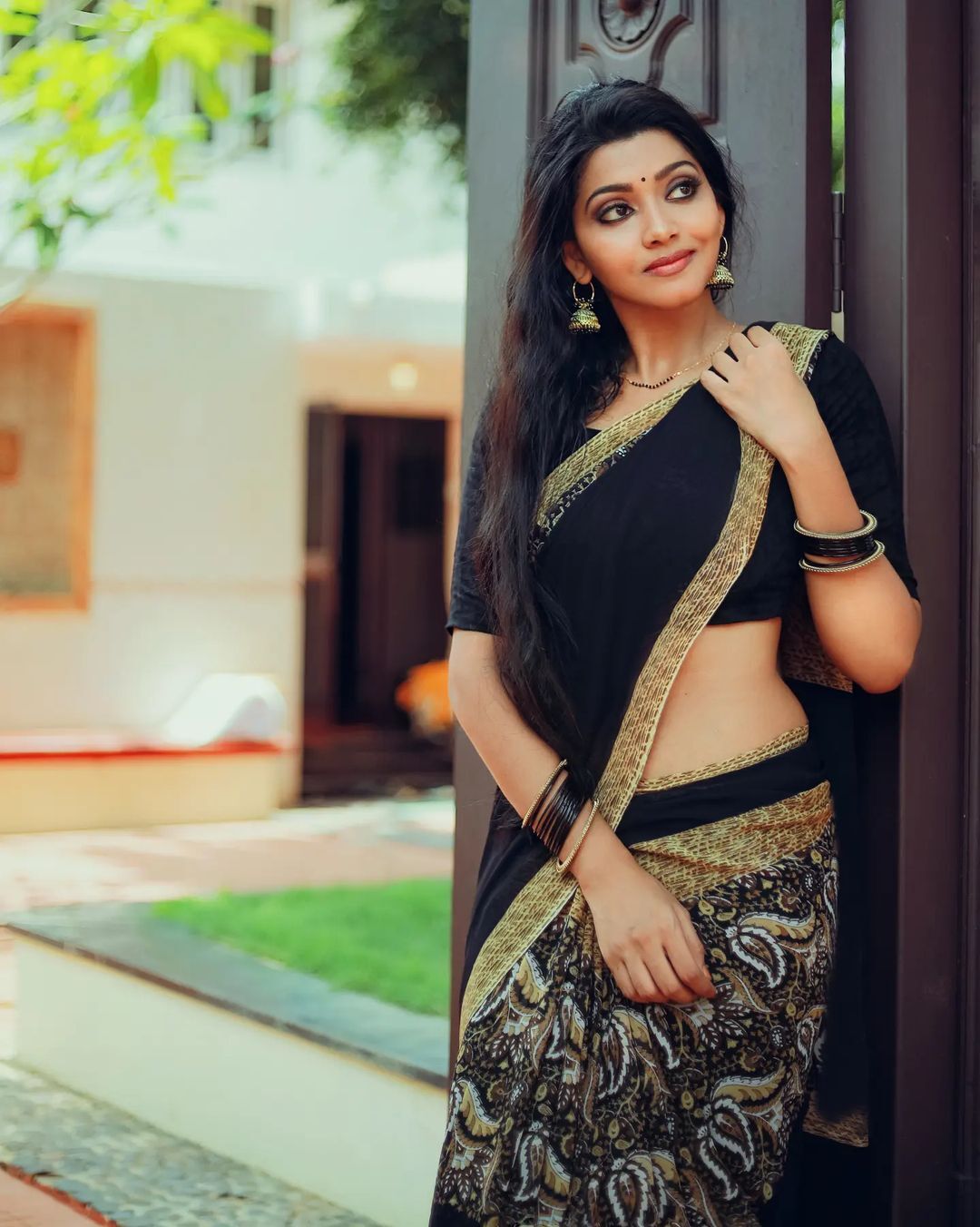 PHOTOS : பிளாக் சேலையில் அசத்தும் அழகு.. தனன்யாவின் கலக்கல் போட்டோஸ் ...