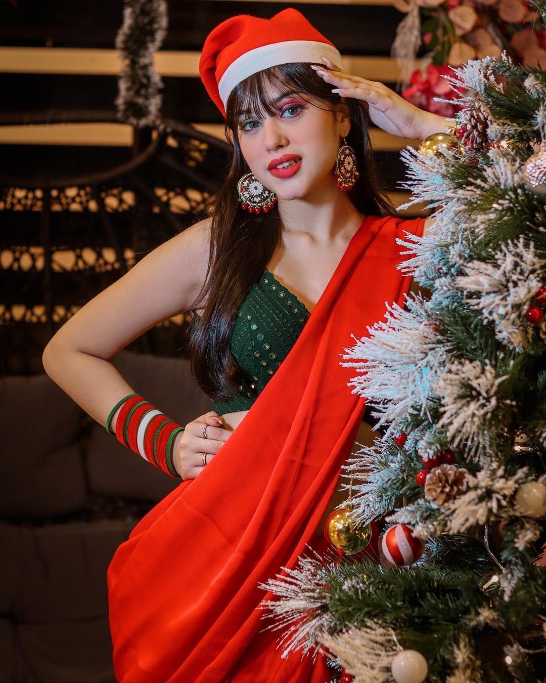 Photos: लाल साड़ी में 'उरी' एक्ट्रेस रीवा अरोड़ा ने सेलिब्रेट किया ...